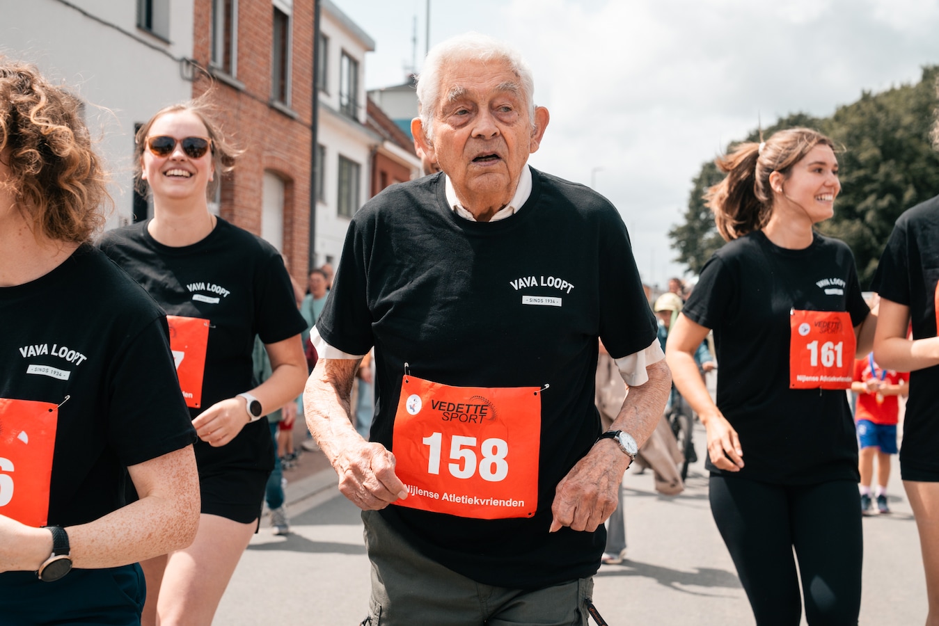 Oud-sportleerkracht Jan Anthonis (91) verrast tijdens halve marathon in ...