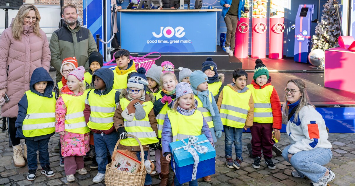 Pakjestruck van radiozender JOE strijkt neer op Heldenplein ...