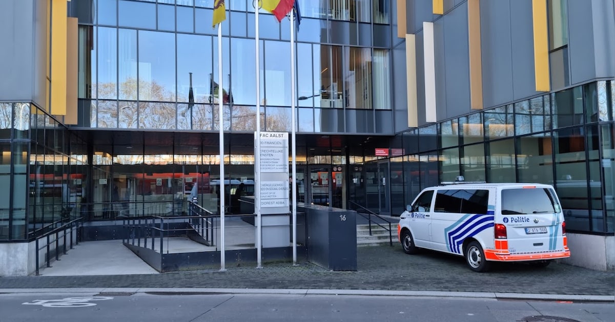 Man botst in Lede tegen wagen van advocaat Jef Vermassen en pleegt ...