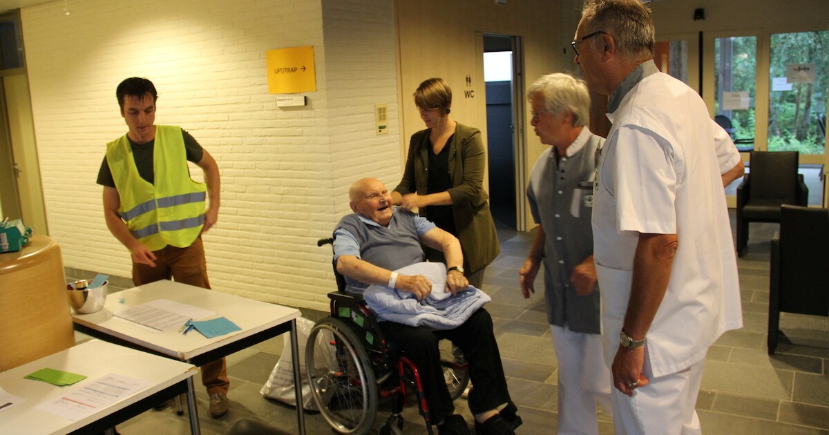 Patiënten Ten Bos maken de oversteek | Izegem | HLN.be