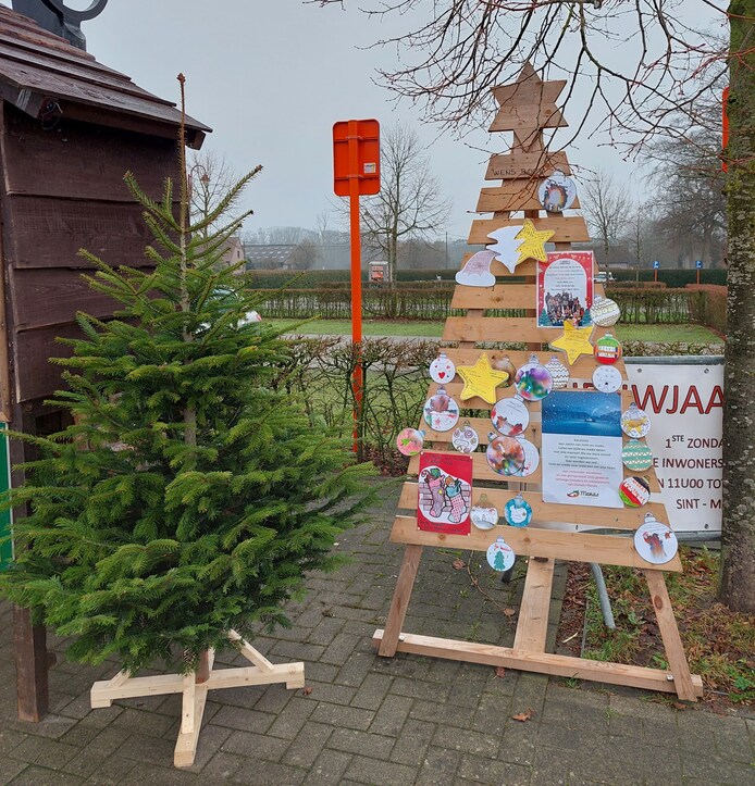 Wensboom op kerkplein Sint-Maria-Aalter hangt vol goede voornemens voor nieuwe jaar | Aalter ...