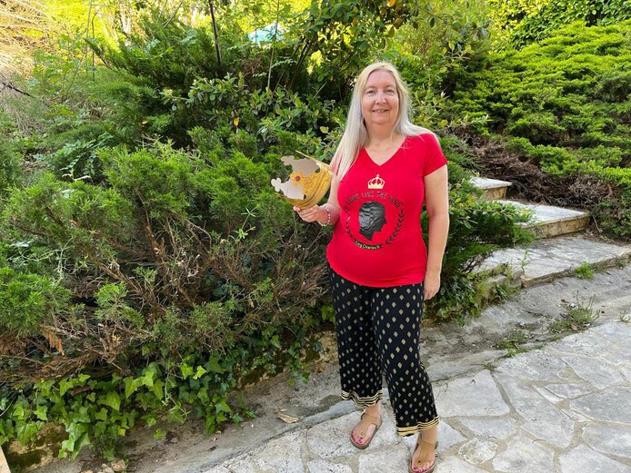 Superfan Brits Koningshuis reist af voor kroning: “Draai of keer zoals ...