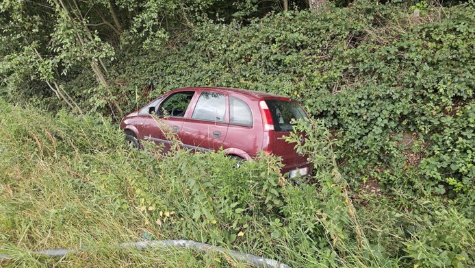 Auto belandt in gracht na klapband op E40 in Beernem | Beernem | hln.be