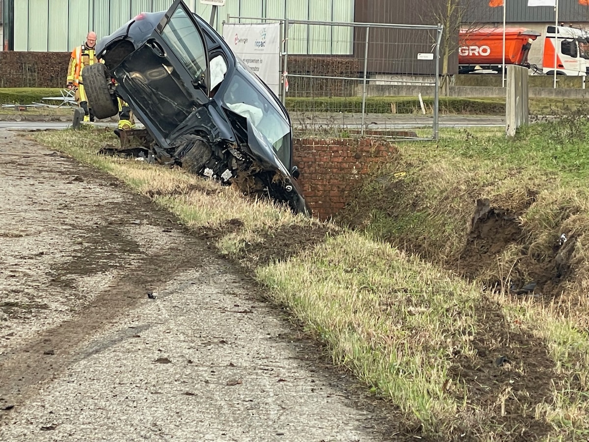Automobilist wordt onwel achter stuur en belandt spectaculair in de ...