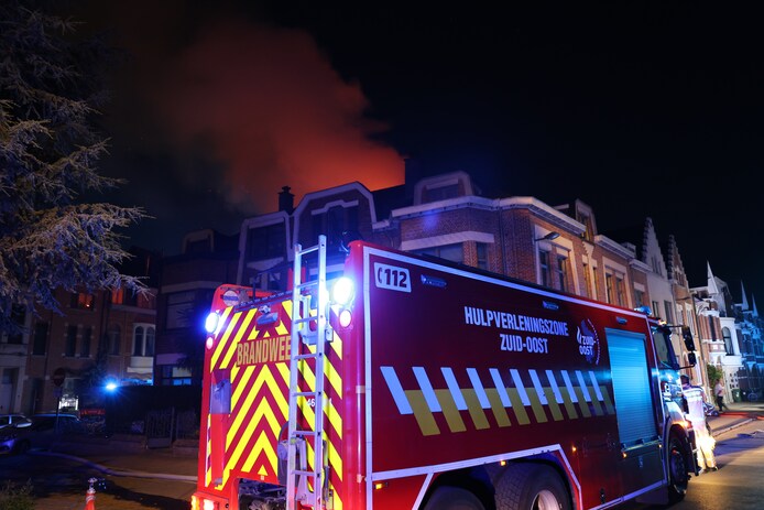 Drie woningen vernield bij uitslaande brand, 14 personen uit omliggende ...
