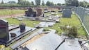 Oudere dame verliest controle over stuur en rijdt over vijftien graven ...