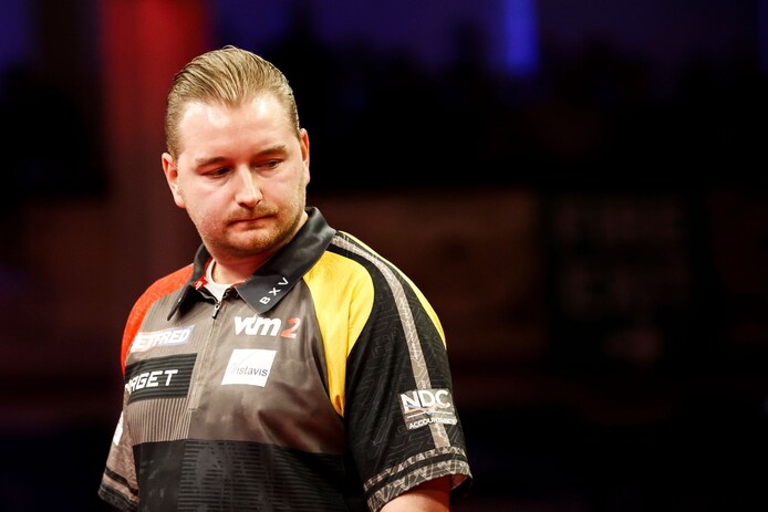 “Hij moet eerlijk zijn met zichzelf”: Kim Huybrechts over ‘dartspauze’ van Van den Bergh en ...