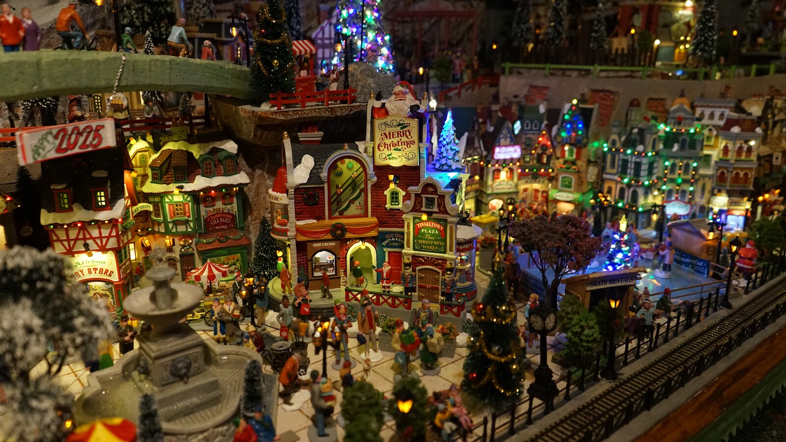 Marc (61) bouwt reusachtig kerstdorp in woonkamer: “Het is een droomplek uit mijn fantasie ...