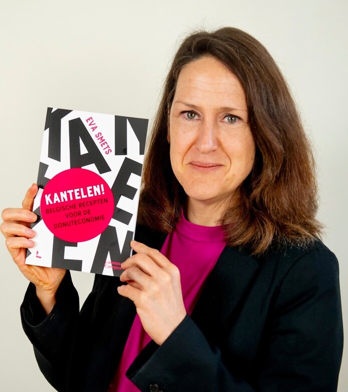 Eva Smets stelt haar nieuwe boek voor in bib Geel | Geel | hln.be