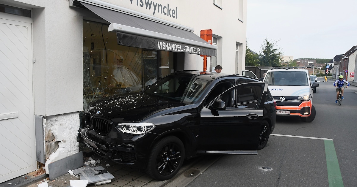 Dame wordt onwel achter het stuur en belandt in vitrine van viswinkel ...