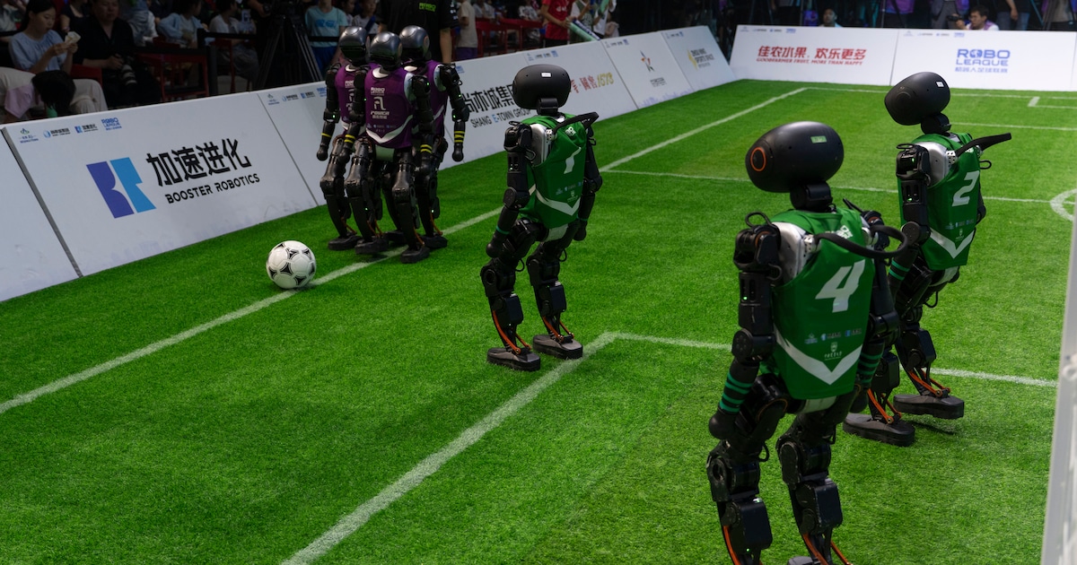 KIJK. Klungelige robots spelen een potje voetbal in China | Tech | HLN.be
