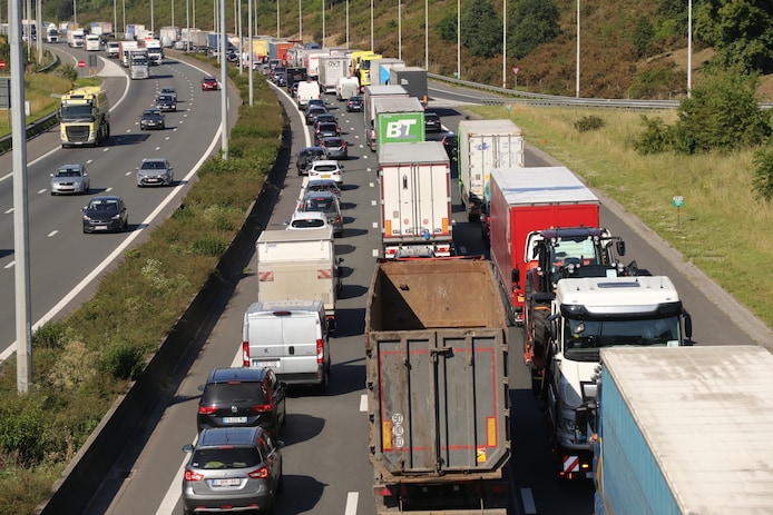 Anderhalf uur file op E17 richting Gent: verkeer over de pechstrook ...
