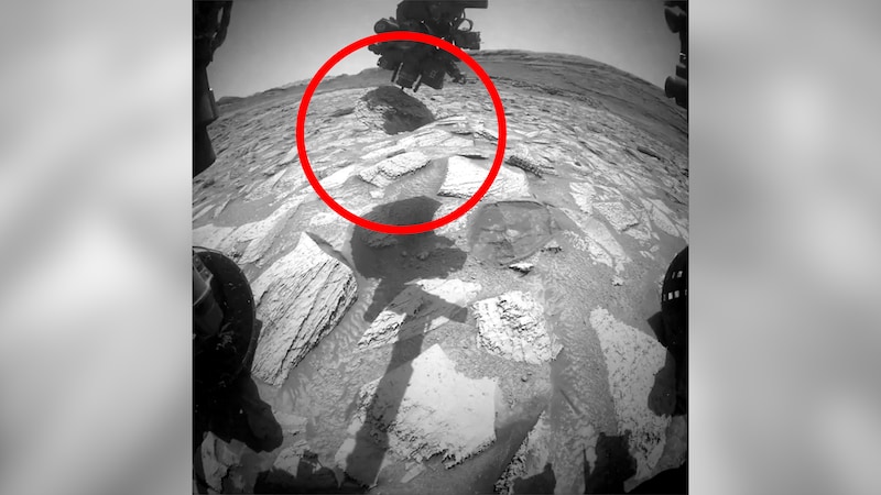 KIJK. Marsrover ‘Curiosity’ sleurt per ongeluk loodzware steen uit de ...