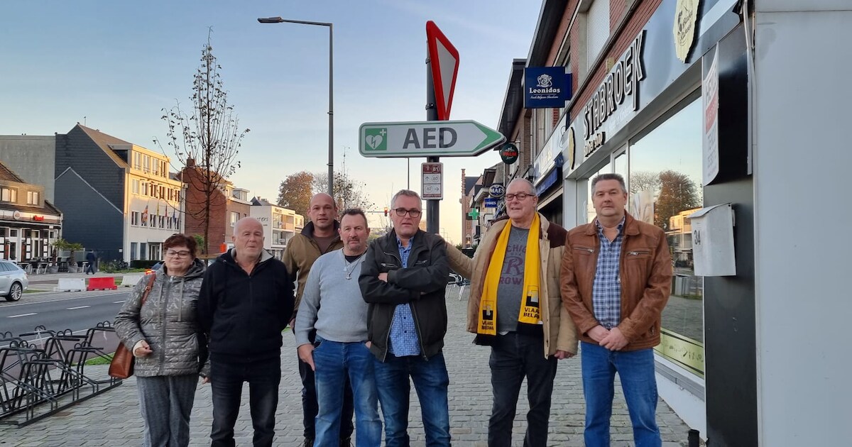 Vlaams Belang voert actie voor betere aanduiding AED-toestellen | Stabroek | HLN.be