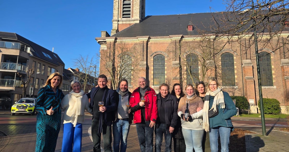 Klinken op het nieuwe jaar op het dorpsplein van Evergem voor het goede ...