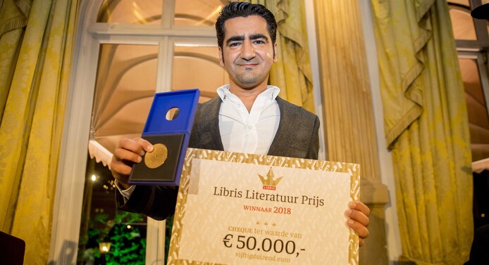 Murat Isik wint Libris Literatuur Prijs met zijn roman 'Wees ...