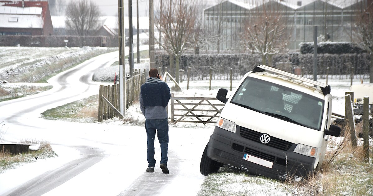 Bestuurder laat zich verrassen op spiegelglad sneeuwwegdek: bestelwagen ...