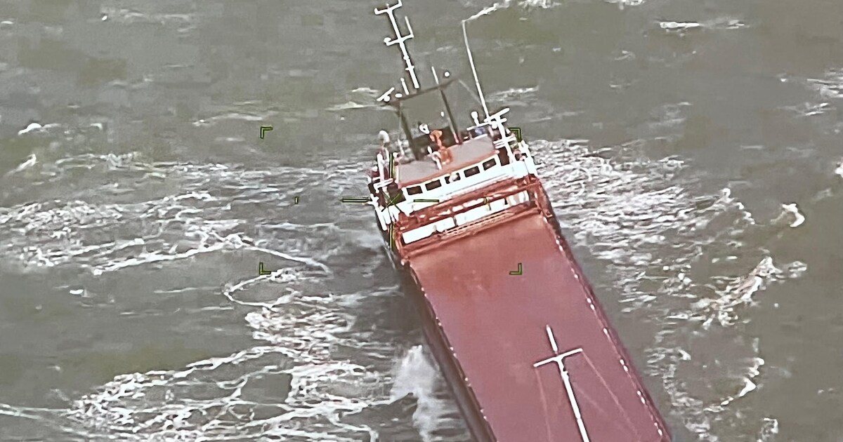 Vrachtschip stuurloos op Noordzee door storm, medewerker sleepboot ...