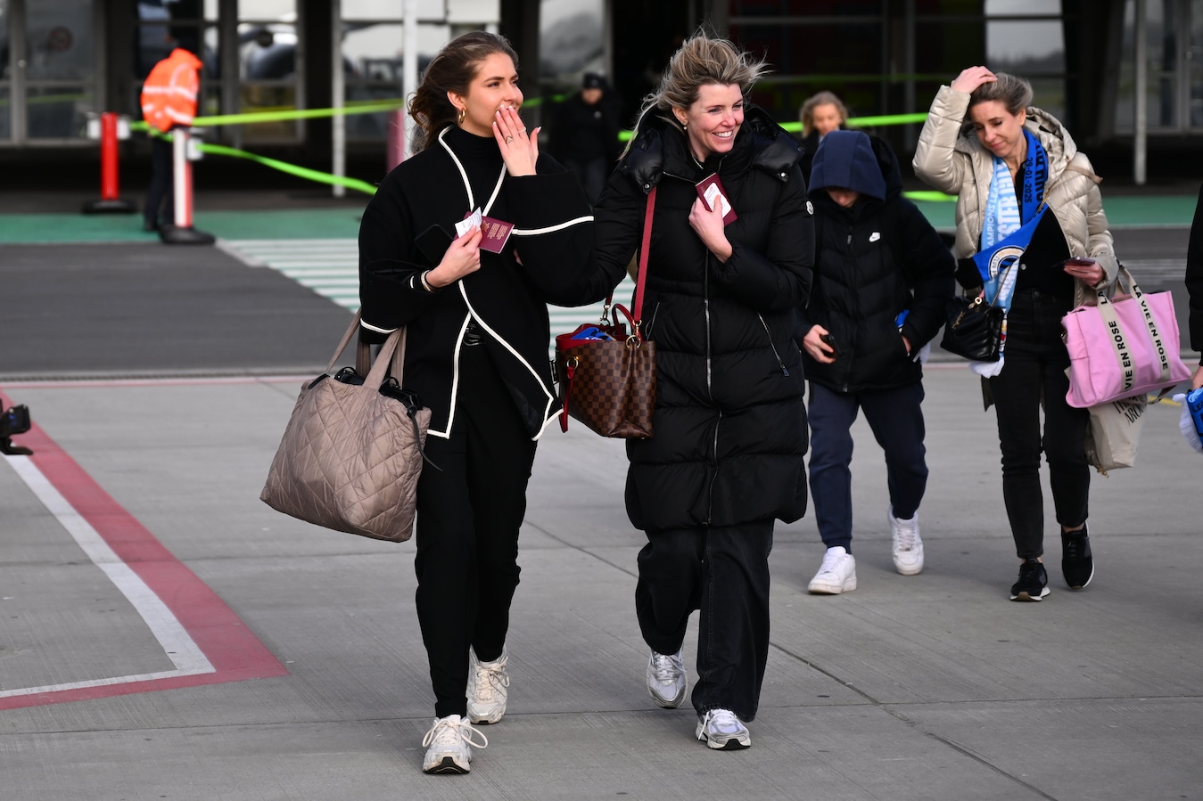 Het gezin Hayen en 14 spelersvrouwen: Club krijgt in Manchester steun ...