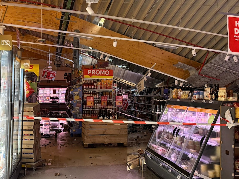 Dak van Carrefour in Mortsel stort deels in na zware regenval: winkel ...