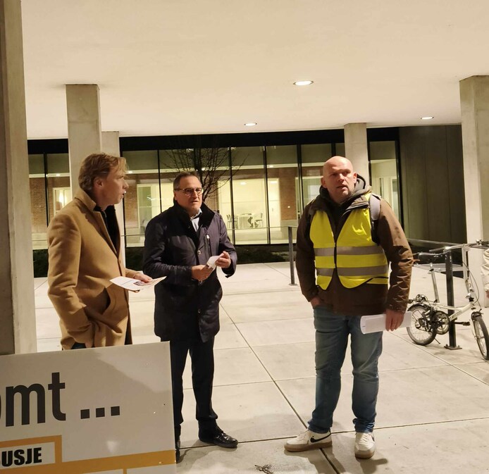 Hooiktenaars voeren actie tegen schrappen van buslijnen 560 en 561 ...