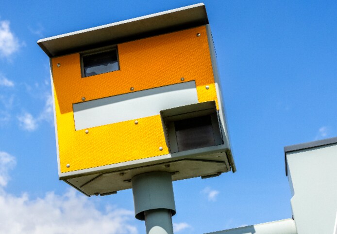Een zelfgemaakte flitspaal voor je huis plaatsen om snelheidsduivels af ...