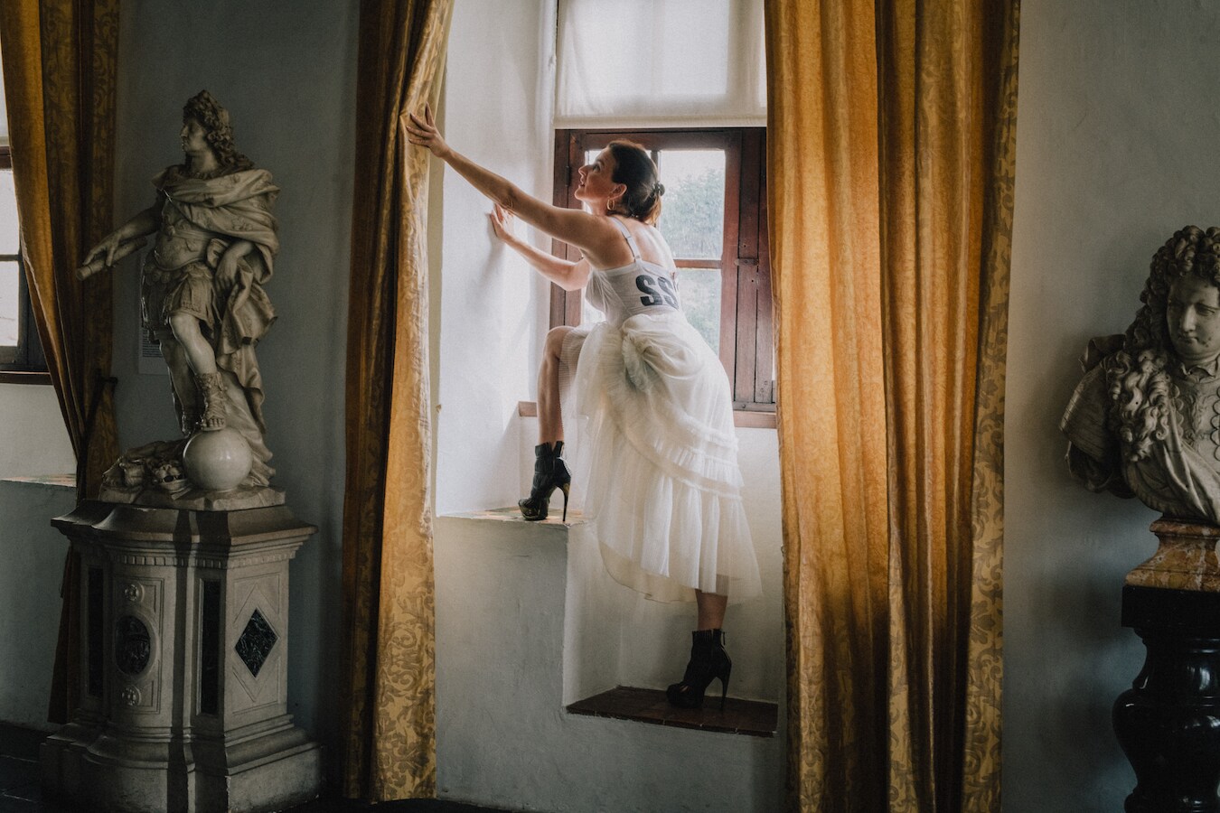 “Naaktfoto’s horen niet thuis in gewijde kapel van kasteel”: jonkheer Paul niet te spreken over ...