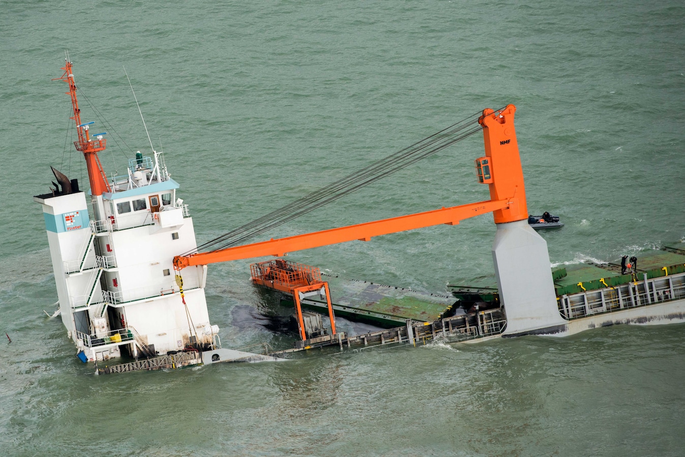 "Gezonken vrachtschip Flinterstar lekt weer olie" | Foto | hln.be