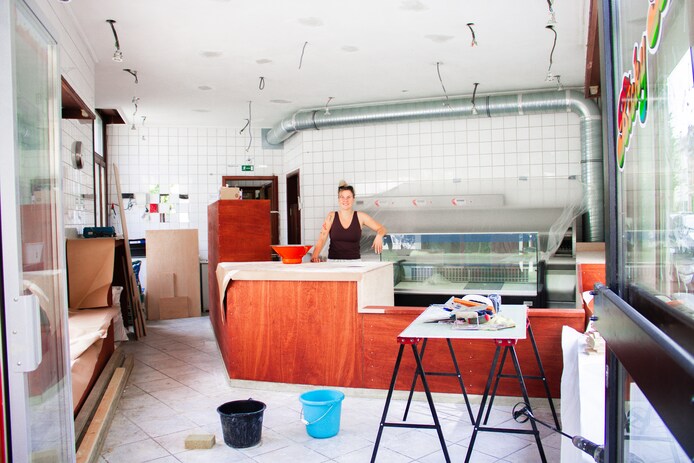 Dorien neemt failliete frituur over en is plots een TikTok-sensatie ...