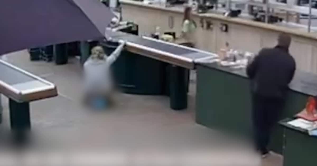 KIJK. Vrouw plast in emmertje in Nederlands tuincentrum omdat ze niet naar wc kan en gooit het ...