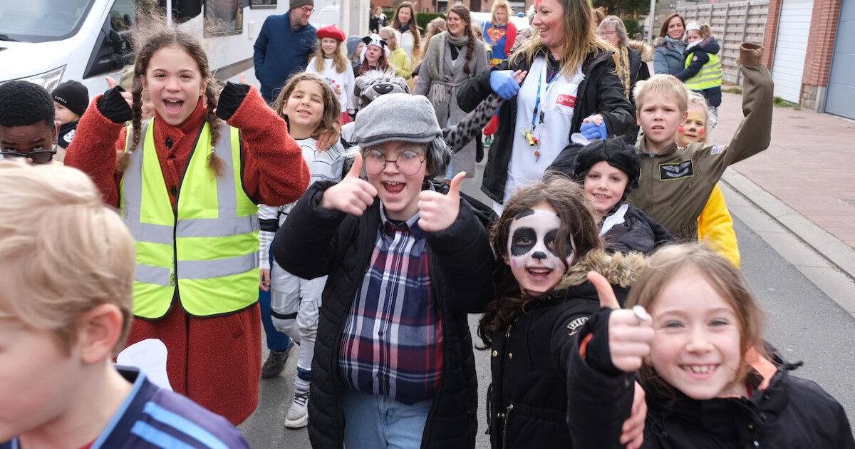 Leerlingen trekken verkleed door straten en houden halt in rusthuis ...