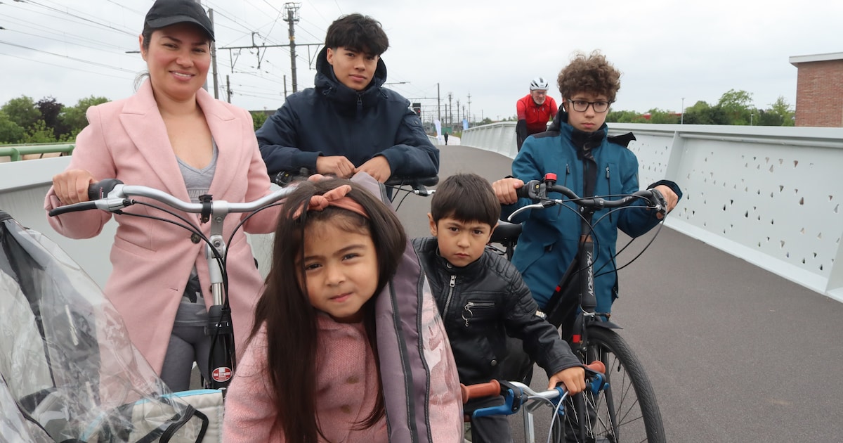 Fietsbrug over Vijfstraten officieel geopend: “Kinderen kunnen nu veilig druk kruispunt ...