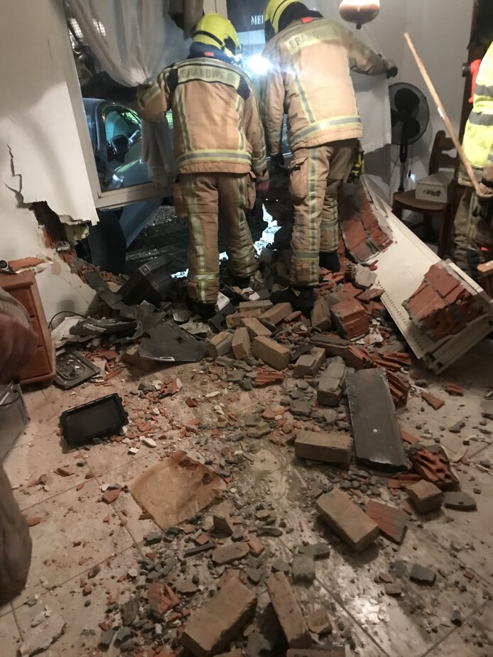 Automobilist moet hoesten en ramt gevel van Peter (55): “De buren ...