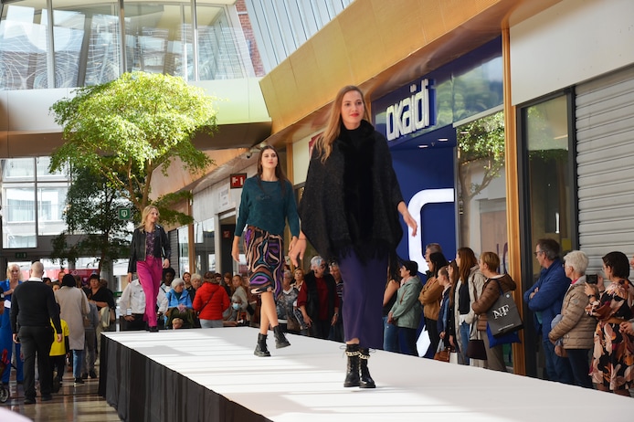 Vijftien winkels nemen deel aan modeshow in Ninia Shopping Center ...