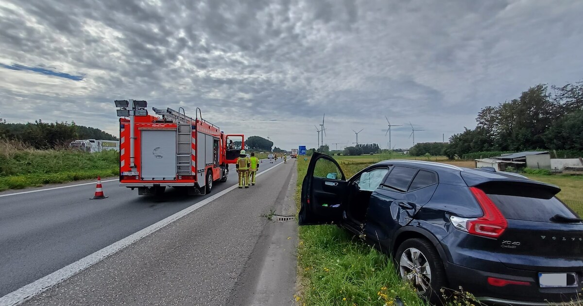 Botsing tussen vrachtwagen en auto veroorzaakt file op E403 | Ardooie | HLN.be