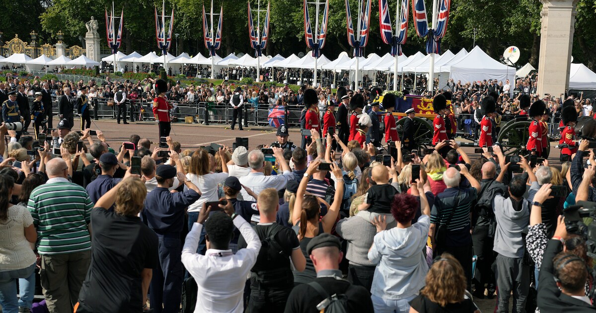 Toeristen stromen massaal toe in Londen voor begrafenis van de Queen ...