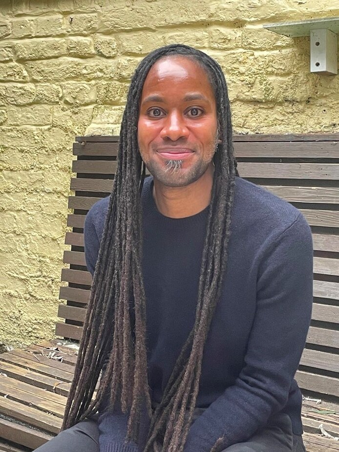 PORTRET. Jason Arday (37), ongeletterd tot zijn 18de, vandaag professor ...