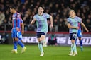 Arsenal en Trossard schenken zichzelf een mooi kerstcadeau op bezoek ...