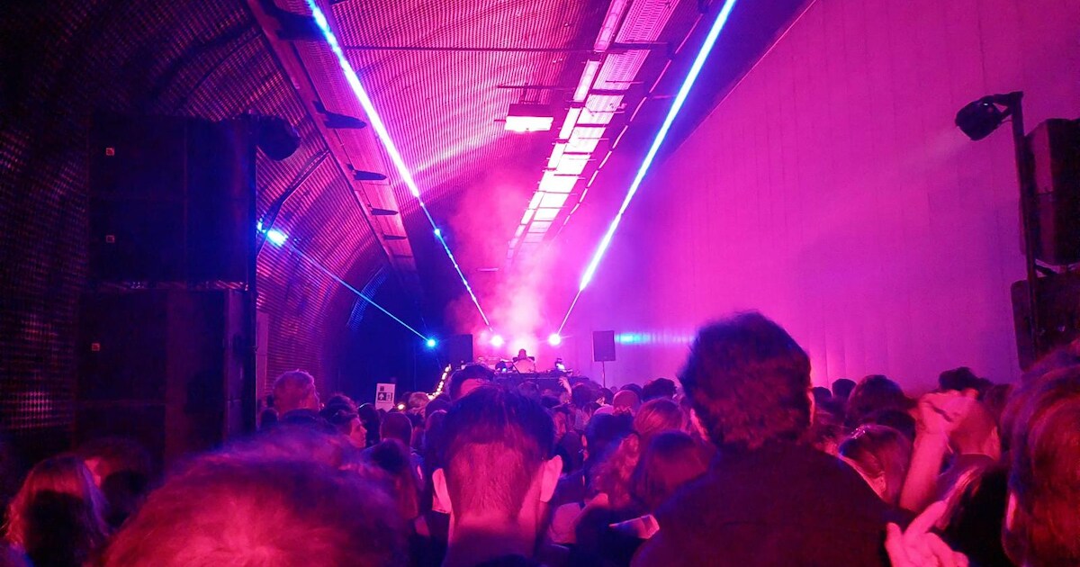 KIJK. Zo’n 3.000 mensen feesten in Brusselse tunnel: “We konden de ...