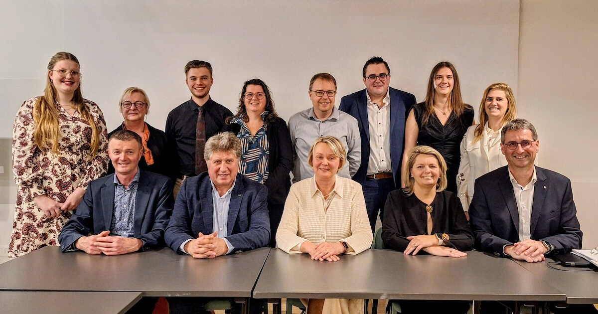 IN BEELD. Nieuwe bestuursploeg legt eed af in volle zaal:“Eindelijk ...