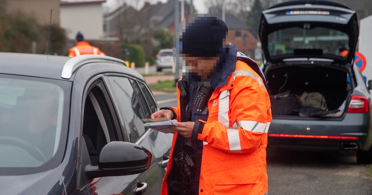 Aspiranten politieschool leren praktijk tijdens grote controleactie in ...