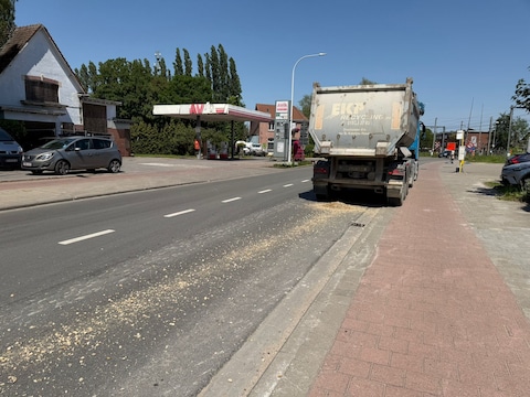 Vrachtwagen verliest grind in Hemiksem: Bredestraat tijdlang afgesloten ...