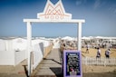 Mood Beach in Knokke, waar je geniet van biertjes voor het goede doel ...