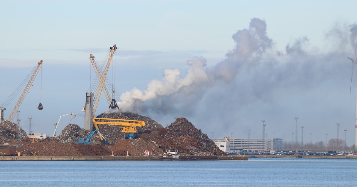 Afvalbrand in Waaslandhaven: brandend schroot zorgt voor veel ...