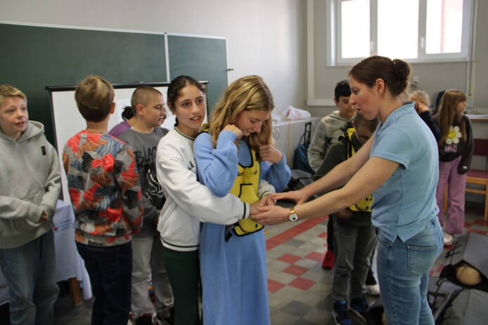 Leerlingen leren heimlich-greep tijdens reanimatielessen | Meulebeke ...