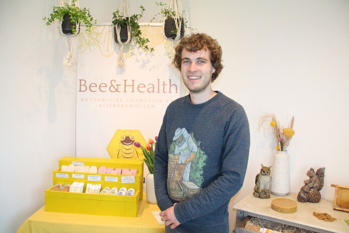 Jonge imker Robbe toont zijn nieuw bijenwasatelier: “De ene bij kan helpen met droge huid en de ...