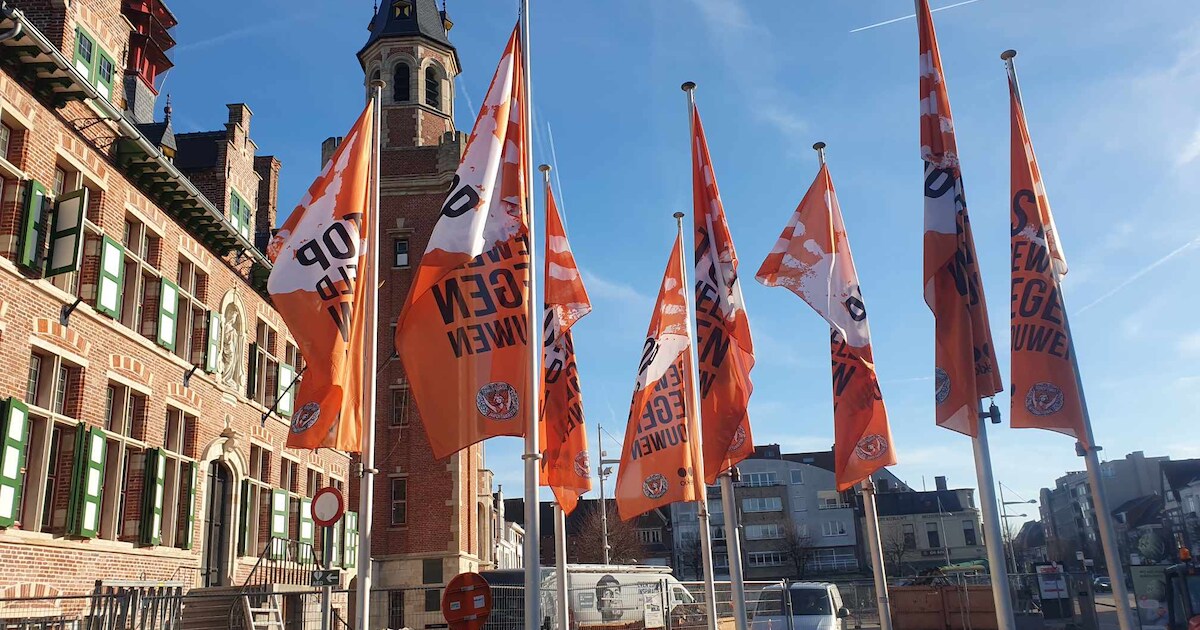 Oranje vlaggen wapperen aan stadhuis: dit is de betekenis | Regio | HLN.be