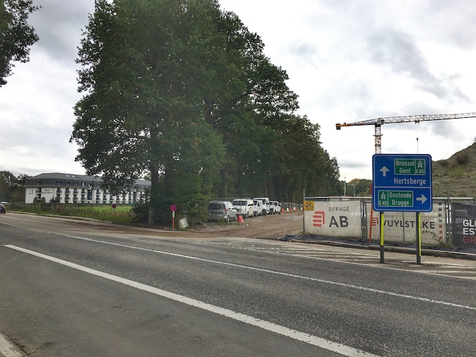 Carpoolparking met 118 plaatsen op komst aan op- en afrit E40 in ...