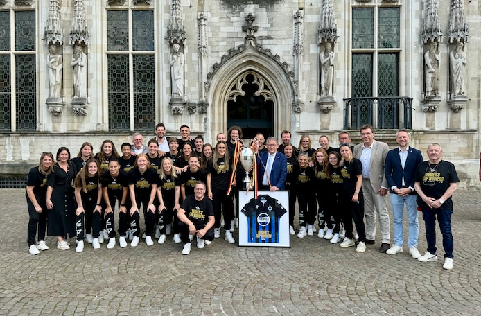Bekerwinnaars Club YLA ontvangen op het Stadhuis: “En nu nog een ...