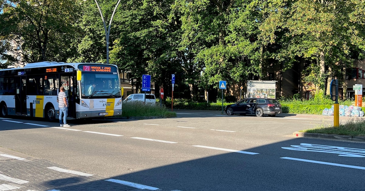 Lijnbus botst met wagen op Baron Ruzettelaan | Brugge | HLN.be